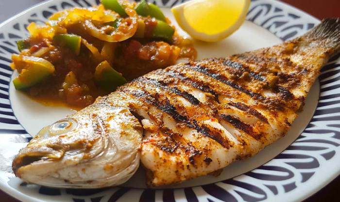 Poisson braisé et sa sauce oignon - Omega Cuisine